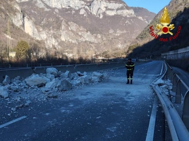 Frana in Valsugana. Enorme masso finisce in strada e sulla ferrovia ...